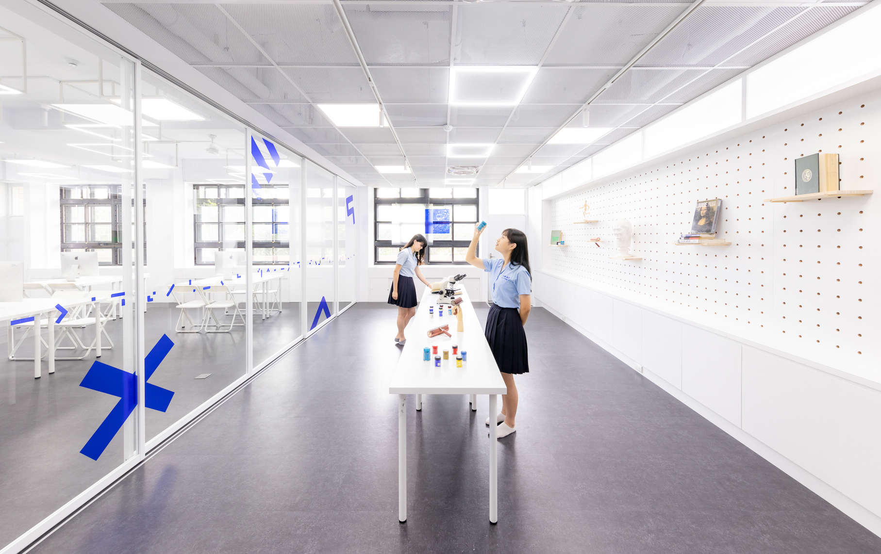 iF Design - The Pixel Lab, a Spectral Gallery